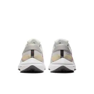 Nike Zoom Vomero 16 Athletic Sneakers