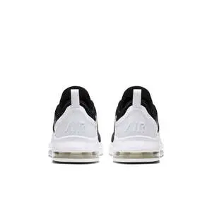 Nike Max Motion 2 Sneakers