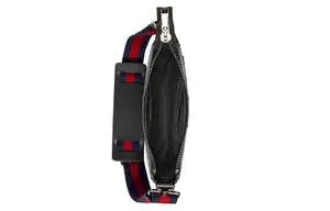 Gucci Gg Supreme Small Messenger Bag - Black