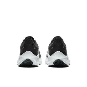 Nike Zoom Winflo 7 Shield Low Top Sneakers