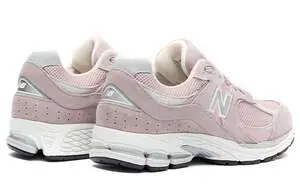 NEW BALANCE 2002r Sneakers - Pink