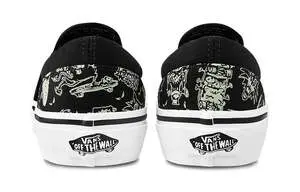 VANS Classic Slip-on Sneakers