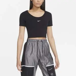 Nike Essential Cropped T-shirt