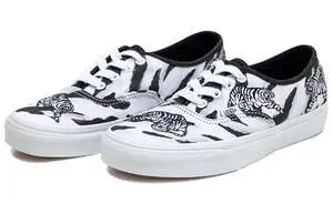 VANS Authentic Low-top Sneakers - Black/white
