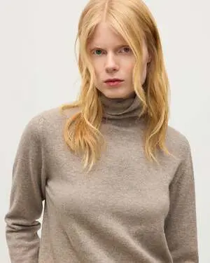 Johnstons Of Elgin Iris" Classic Cashmere Roll Neck Jumper