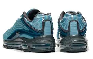 Nike Max Deluxe Sneakers