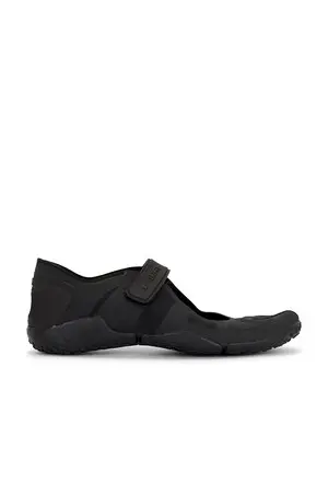 NIKESKIMS Nike X Skims Rift Mesh Split-toe Sneaker - Black