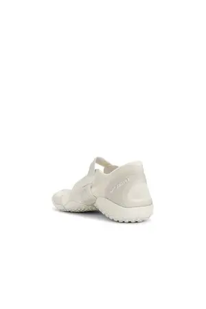 NIKESKIMS Nike X Skims Rift Mesh Split-toe Sneakers - Light Bone