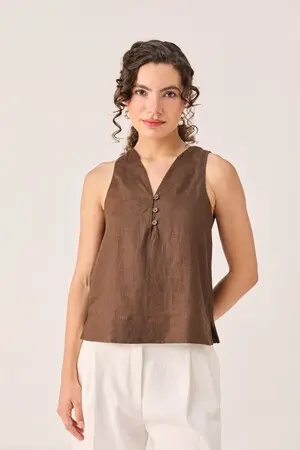 REISTOR Button Neck Sleeveless Top
