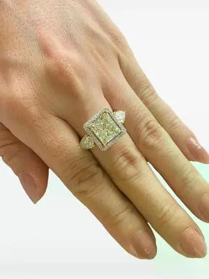 HYT JEWELRY Princess-cut Yellow Diamond And White Diamond Halo Ring