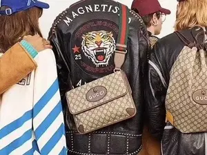 Gucci Gg Supreme Small Messenger Bag