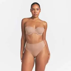 SKIMS Strapless Bra | Medium Neutral | | Smoothing Intimates