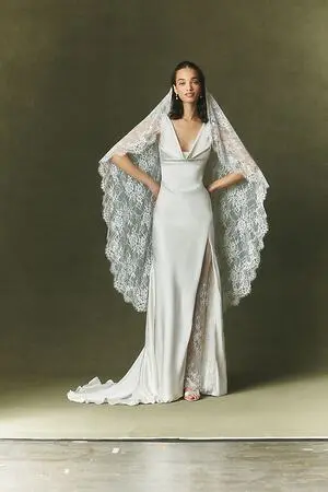 Watters Fingertip Lace Veil - Ivory