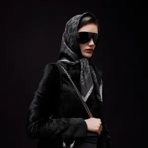 Gucci Printed Silk Twill Carr - Black