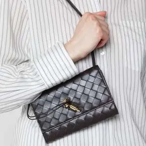 Bottega Veneta Andiamo Clutch - Brown
