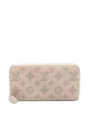 LOUIS VUITTON 2010s Mahina Carré Round-zipper Leather Wallet - Neutrals