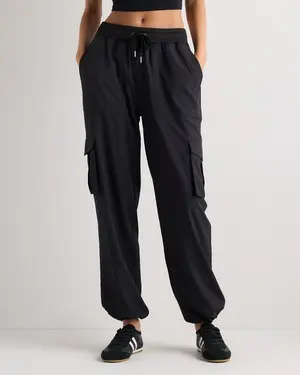 Quince Performance Tech Cargo Mid-rise Pants - Black