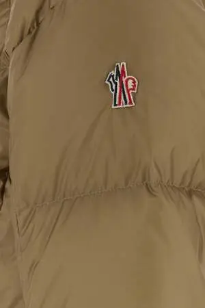 Moncler Quilted Down Jacket With Contrasting Logo - Light Brown