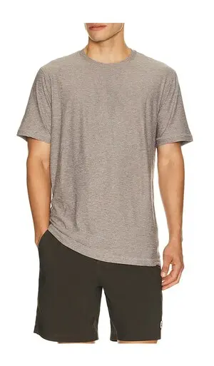 Vuori Strato Tech Tee In Grey - Heather Grey