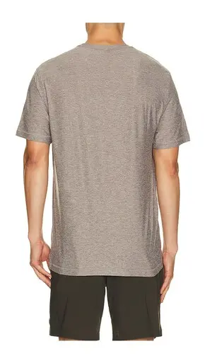 Vuori Strato Tech Tee In Grey - Heather Grey