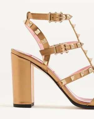 Valentino Garavani Rockstud Laminated Calfskin Sandals - Gold