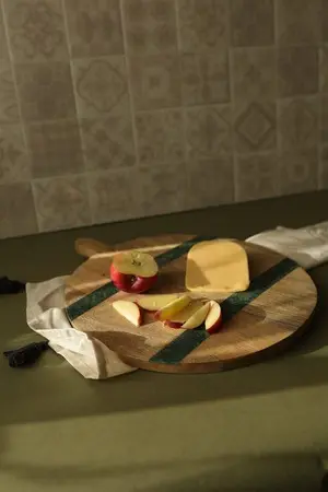 FORESIDE HOME AND GARDEN Cillian Dark Green Round Marble Serving Board