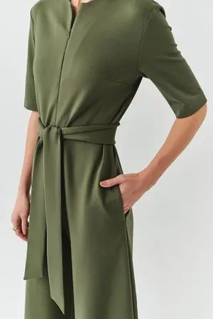 EXQUISE Cynthia Jumpsuit With V-neck And Belted Waist