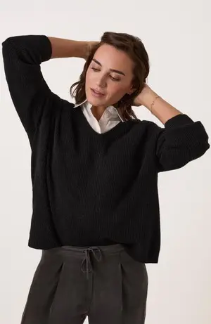 CELTIC & CO. Ribbed V-neck Jumper - Black