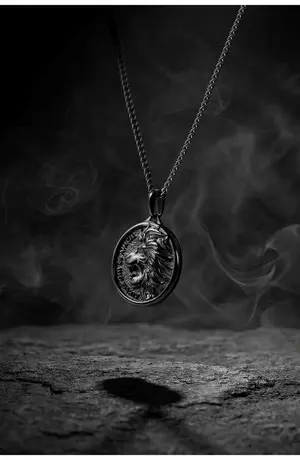 VINCERO Lion Pendant Necklace