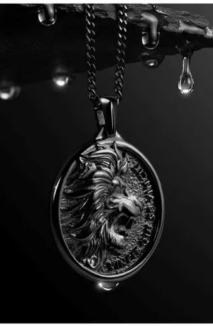 VINCERO Lion Pendant Necklace