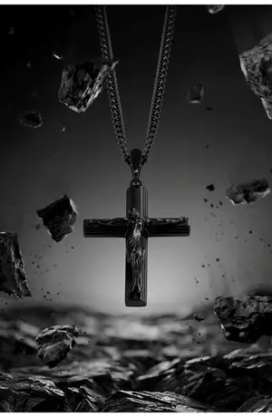 VINCERO Crucifix Pendant Necklace