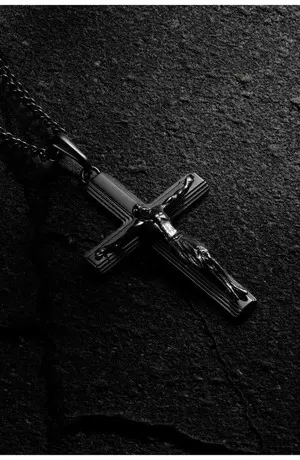 VINCERO Crucifix Pendant Necklace