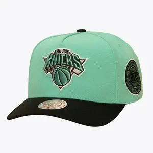 Mitchell & Ness Black New York Knicks In The City Pro Pinch Snapback Hat - Mint