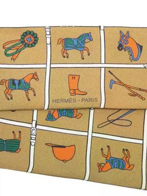 Hermès 2010-2026 Couvertures Et Tenues De Jour Silk Twilly Scarf Scarves - Brown