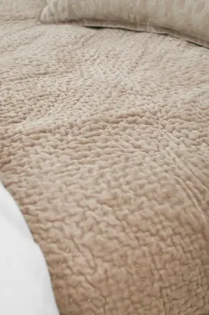 ELISABETH YORK Vela Fawn Queen Quilt