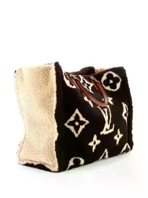 LOUIS VUITTON Onthego Monogram Giant Teddy Fleece Gm Tote Bag