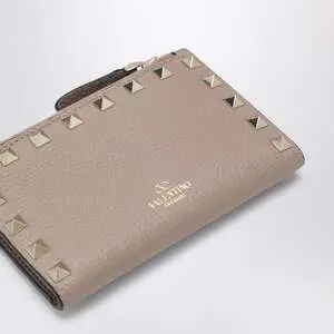 Valentino Garavani Powder Leather Rockstud Zip Card Holder - Pink