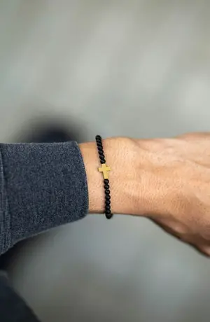 VINCERO Onyx Bead Cross Bracelet