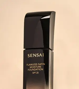 SENSAI Flawless Satin Moisture Foundation Spf 25