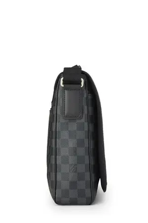 LOUIS VUITTON Damier Graphite District Messenger