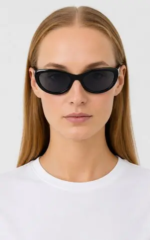 ST. AGNI 90s Square Sunglasses - Black