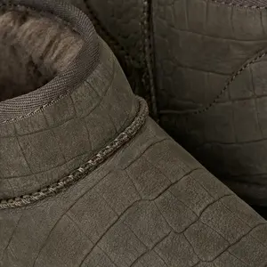 UGG M Classic Ultra Mini Embossed Boots