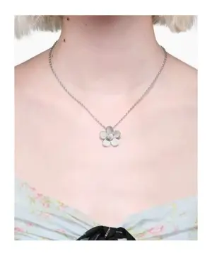Marc Jacobs The Daisy Pendant Necklace