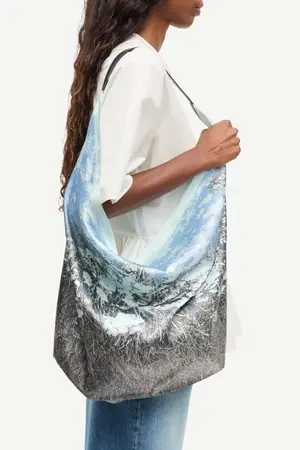SAMSOE SAMSOE Saelli Landscape-print Silk Shoulder Bag