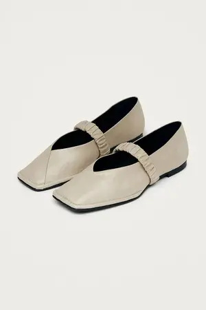 ALOHAS Square-toe Gathered Strap Flats