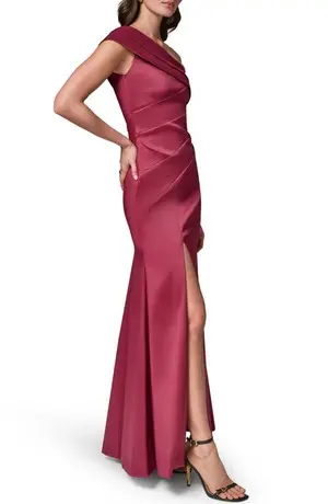 Donna Karan New York Seamed One Shoulder Gown
