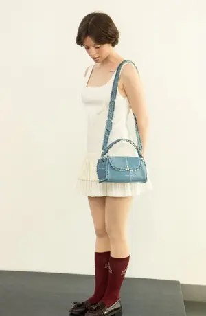 NOIRGAZE Scallop Bag With Raw-edge Detailing