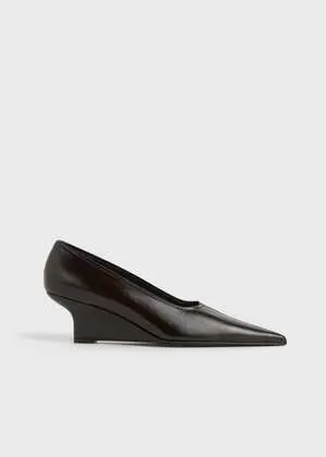 TOTEME Sharp Naplack Wedge Pumps - Bark