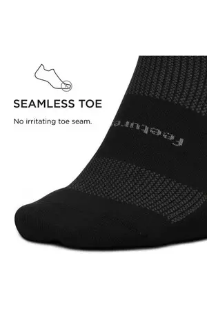 FEETURES High Performance Max Cushion Quarter Sock Moisturewicking Athletic Socks - Black