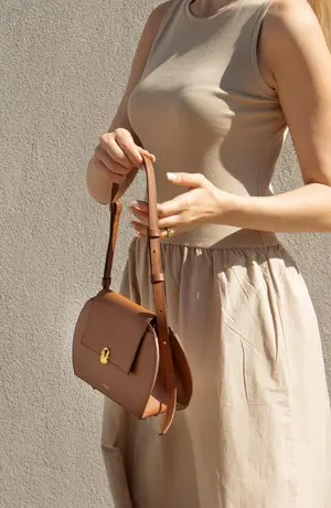 NOIRGAZE Fei Shoulder Bag With Gold Tone Lock Closure - Tan